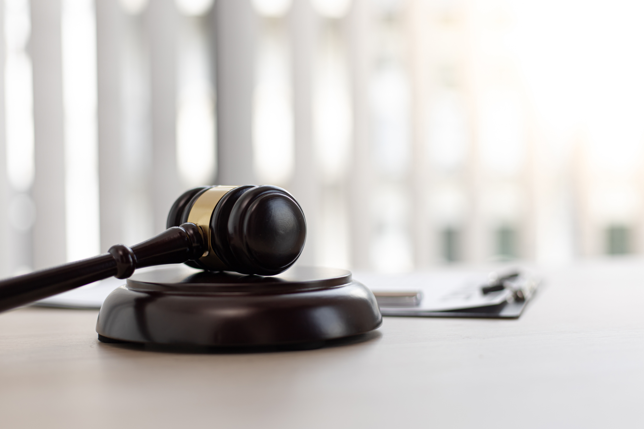 PUTUSAN VERSTEK: PENGERTIAN, SYARAT, BENTUK, DAN PROSES PERLAWANAN